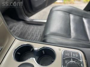 Black Jeep Grand Cherokee 2015 in Riga, with an engine capacity of 3.00 L and mileage of 291 thousand km for 11300 €, photo 22 on AUTOMOTO.COM.LV