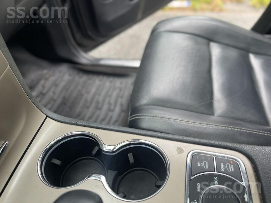 Black Jeep Grand Cherokee 2015 in Riga, with an engine capacity of 3.00 L and mileage of 291 thousand km for 11300 €, photo 22 on AUTOMOTO.COM.LV
