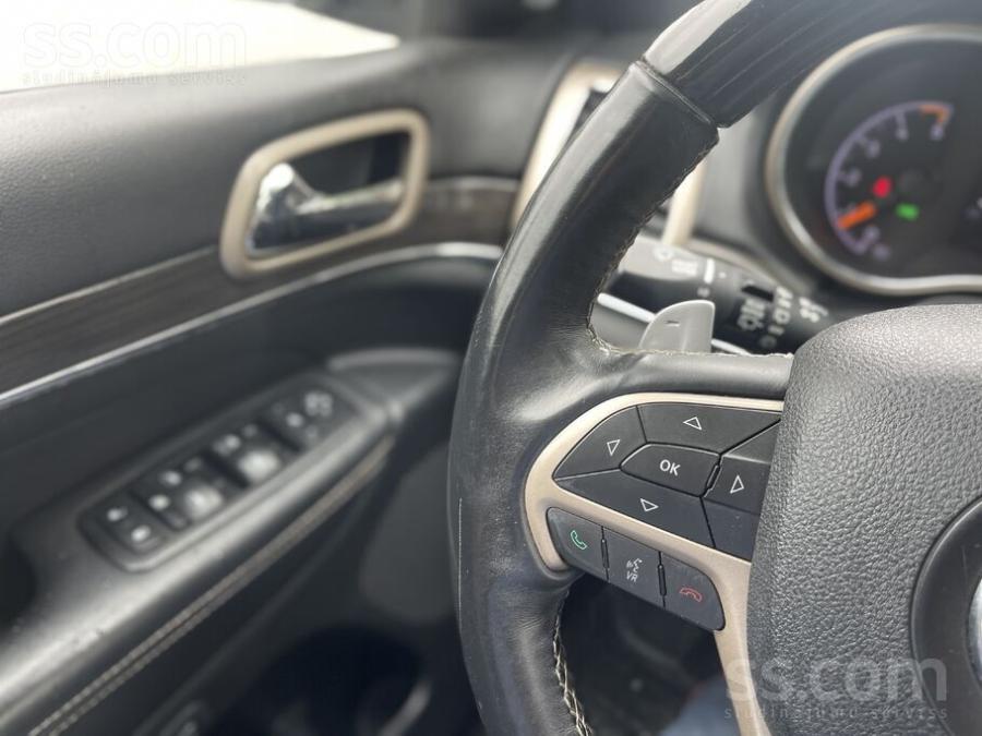Black Jeep Grand Cherokee 2015 in Riga, with an engine capacity of 3.00 L and mileage of 291 thousand km for 11300 €, photo 27 on AUTOMOTO.COM.LV