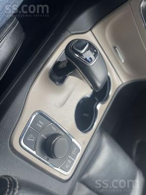 Black Jeep Grand Cherokee 2015 in Riga, with an engine capacity of 3.00 L and mileage of 291 thousand km for 11300 €, photo 32 on AUTOMOTO.COM.LV