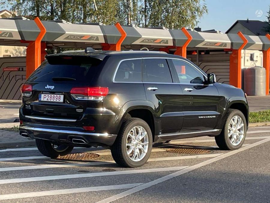 Black Jeep Grand Cherokee 2016 in Kaunas, with an engine capacity of 2.99 L and mileage of 111 thousand km for 19800 €, photo 3 on AUTOMOTO.COM.LV