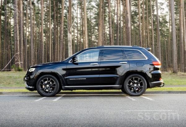 Black Jeep Grand Cherokee 2016 in Riga, with an engine capacity of 3.00 L and mileage of 121 thousand km for 17590 €, photo 4 on AUTOMOTO.COM.LV