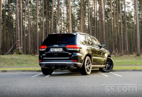 Black Jeep Grand Cherokee 2016 in Riga, with an engine capacity of 3.00 L and mileage of 121 thousand km for 17590 €, photo 5 on AUTOMOTO.COM.LV