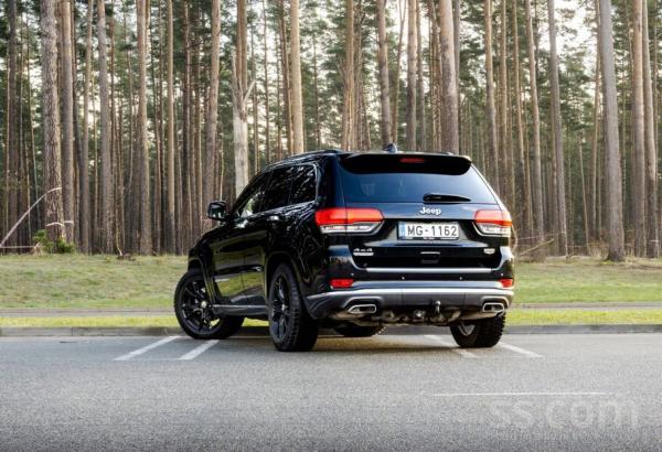 Black Jeep Grand Cherokee 2016 in Riga, with an engine capacity of 3.00 L and mileage of 121 thousand km for 17590 €, photo 7 on AUTOMOTO.COM.LV