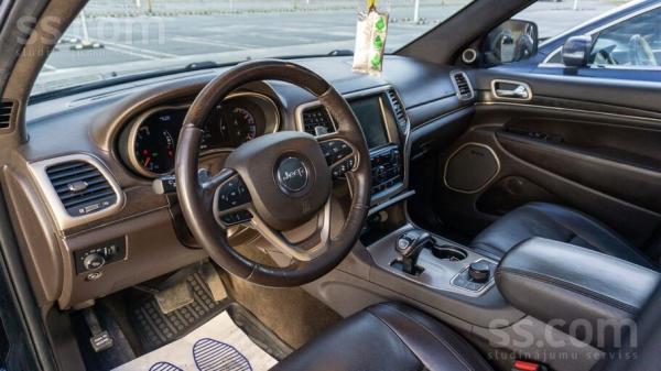 Black Jeep Grand Cherokee 2016 in Riga, with an engine capacity of 3.00 L and mileage of 121 thousand km for 17590 €, photo 9 on AUTOMOTO.COM.LV
