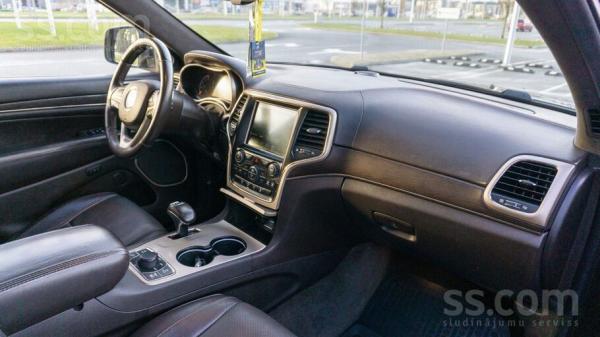 Black Jeep Grand Cherokee 2016 in Riga, with an engine capacity of 3.00 L and mileage of 121 thousand km for 17590 €, photo 10 on AUTOMOTO.COM.LV
