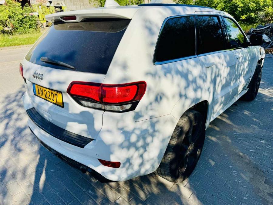 Black Jeep Grand Cherokee 2016 in Kaisiadorys, with an engine capacity of 6.40 L and mileage of 150 thousand km for 14950 €, photo 4 on AUTOMOTO.COM.LV