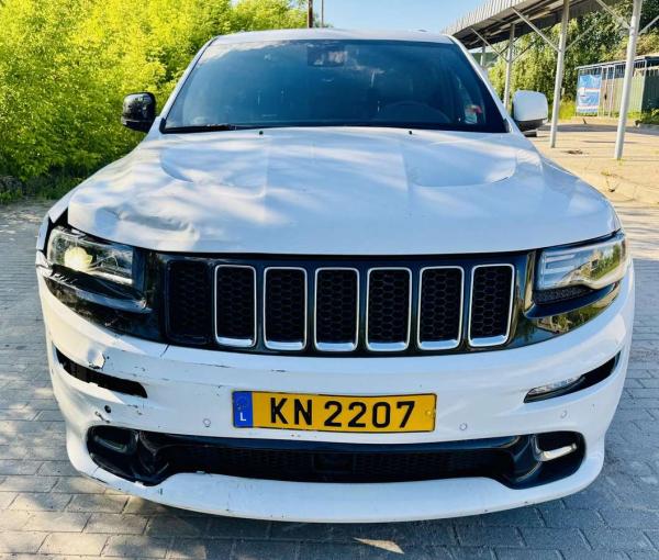 Melns Jeep Grand Cherokee 2016 Kaišiadorys, ar dzinēja tilpumu 6.40 L un nobraukumu 150 tūkst. km par 14950 €, foto 5 vietnē AUTOMOTO.COM.LV