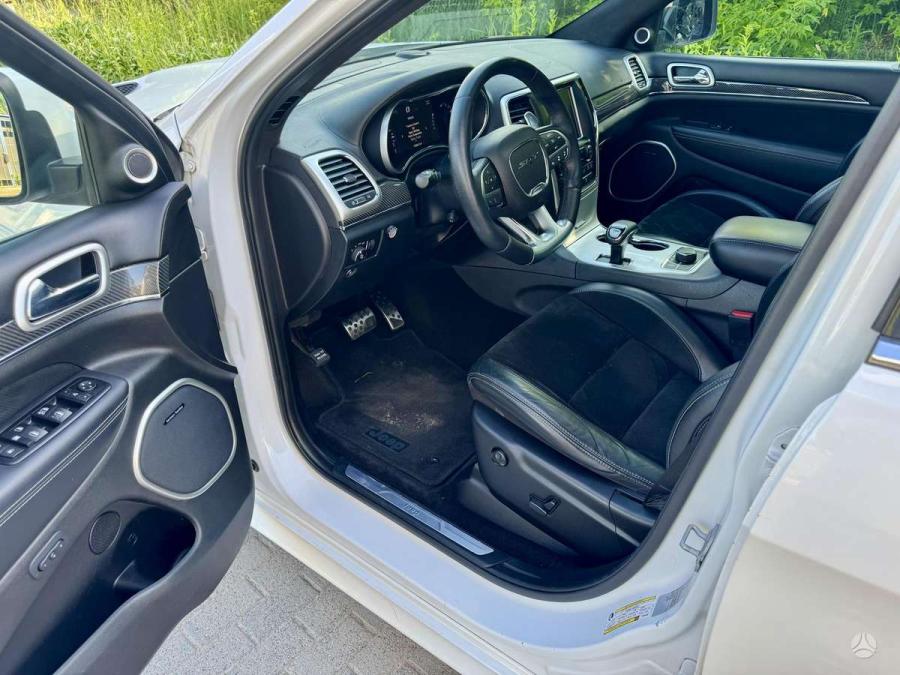 Black Jeep Grand Cherokee 2016 in Kaisiadorys, with an engine capacity of 6.40 L and mileage of 150 thousand km for 14950 €, photo 8 on AUTOMOTO.COM.LV