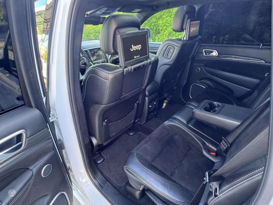 Black Jeep Grand Cherokee 2016 in Kaisiadorys, with an engine capacity of 6.40 L and mileage of 150 thousand km for 14950 €, photo 12 on AUTOMOTO.COM.LV