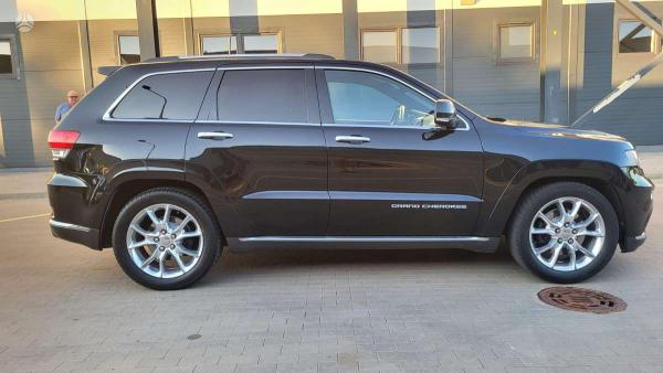 Black Jeep Grand Cherokee 2016 in Jonava, with an engine capacity of 2.99 L and mileage of 298 thousand km for 11599 €, photo 5 on AUTOMOTO.COM.LV