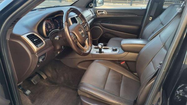 Black Jeep Grand Cherokee 2016 in Jonava, with an engine capacity of 2.99 L and mileage of 298 thousand km for 11599 €, photo 9 on AUTOMOTO.COM.LV