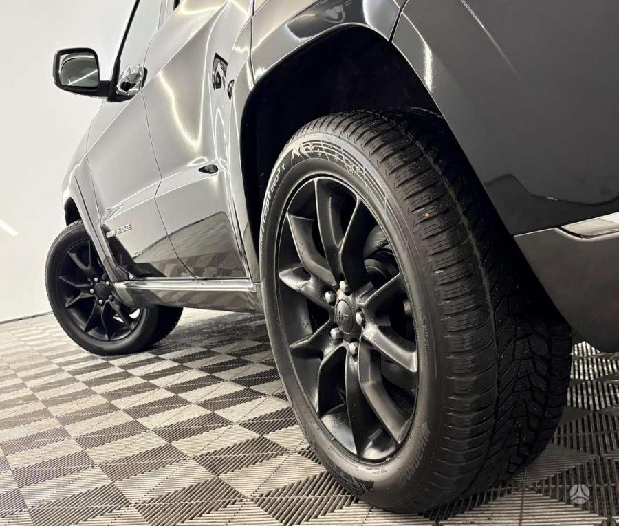 Black Jeep Grand Cherokee 2016 in Marijampole, with an engine capacity of 2.99 L and mileage of 186 thousand km for 16750 €, photo 9 on AUTOMOTO.COM.LV