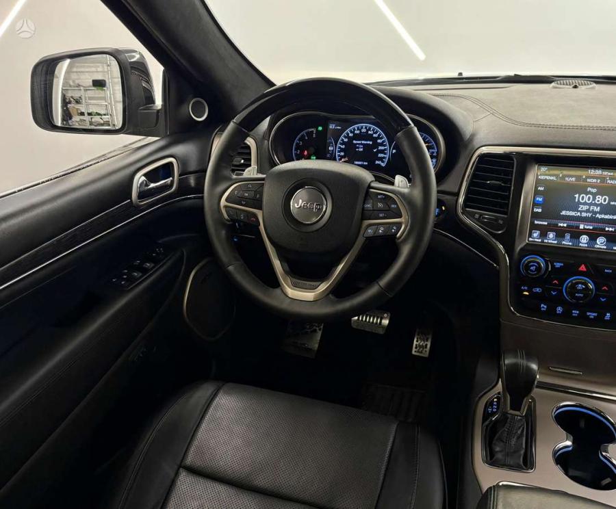 Black Jeep Grand Cherokee 2016 in Marijampole, with an engine capacity of 2.99 L and mileage of 186 thousand km for 16750 €, photo 14 on AUTOMOTO.COM.LV