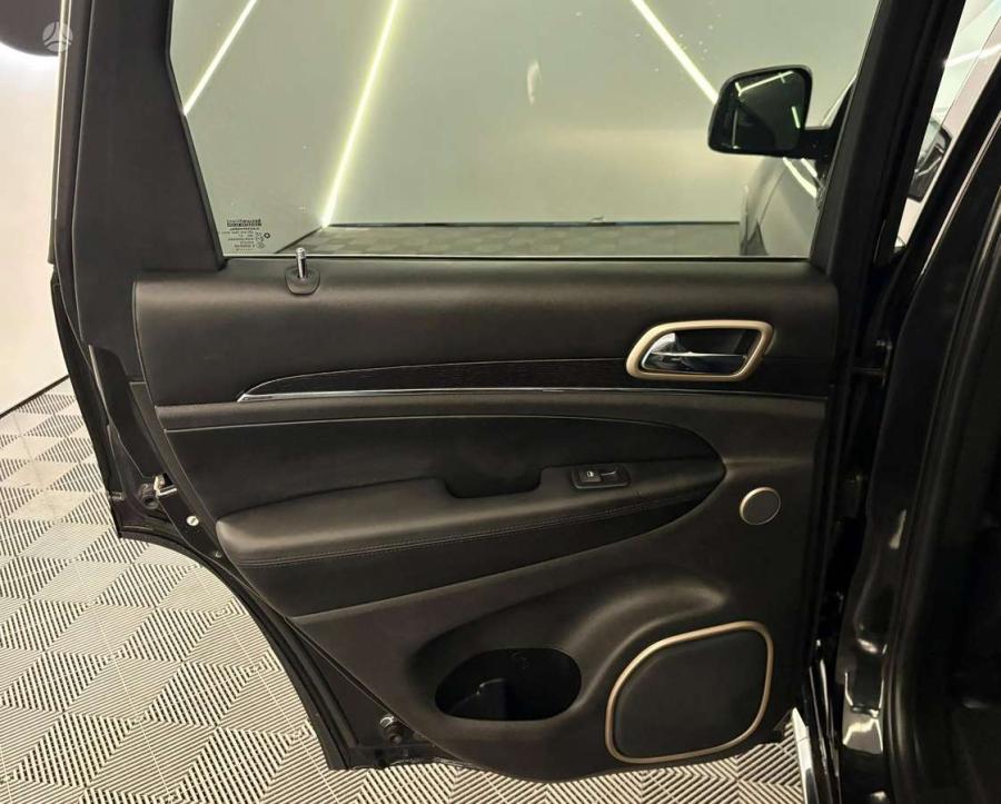Black Jeep Grand Cherokee 2016 in Marijampole, with an engine capacity of 2.99 L and mileage of 186 thousand km for 16750 €, photo 15 on AUTOMOTO.COM.LV
