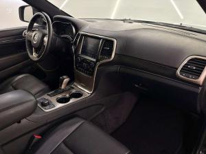 Black Jeep Grand Cherokee 2016 in Marijampole, with an engine capacity of 2.99 L and mileage of 186 thousand km for 16750 €, photo 18 on AUTOMOTO.COM.LV