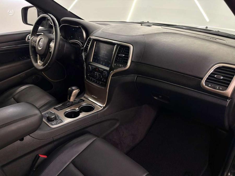 Black Jeep Grand Cherokee 2016 in Marijampole, with an engine capacity of 2.99 L and mileage of 186 thousand km for 16750 €, photo 18 on AUTOMOTO.COM.LV