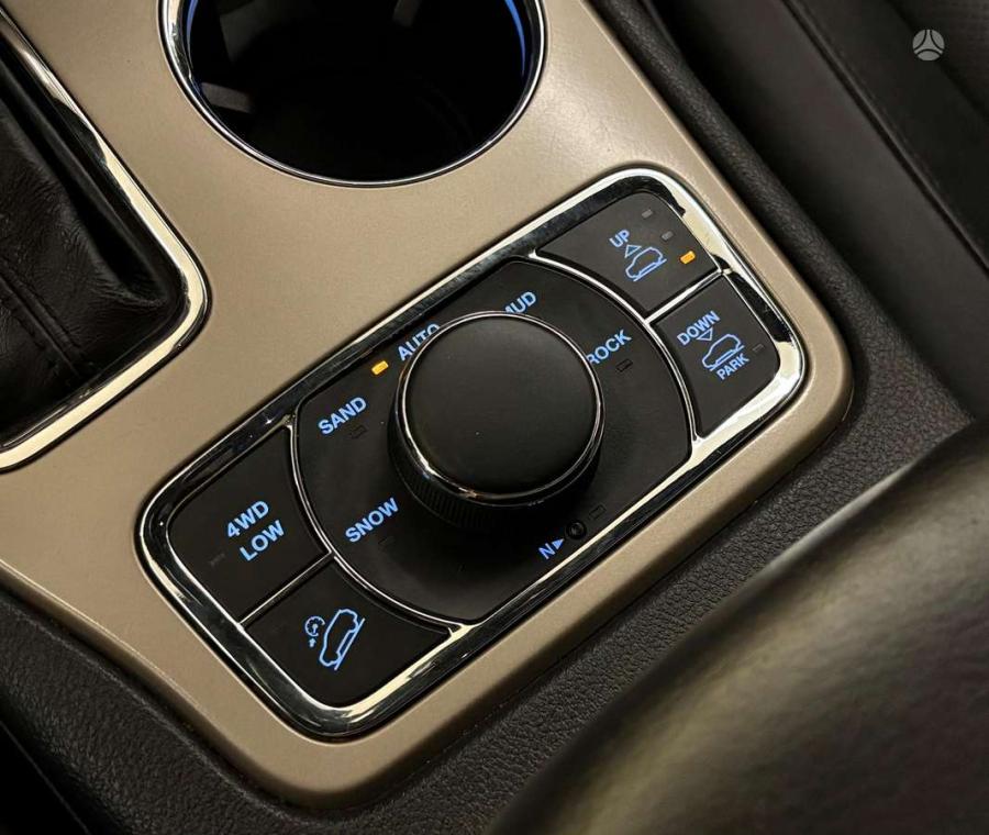 Black Jeep Grand Cherokee 2016 in Marijampole, with an engine capacity of 2.99 L and mileage of 186 thousand km for 16750 €, photo 22 on AUTOMOTO.COM.LV