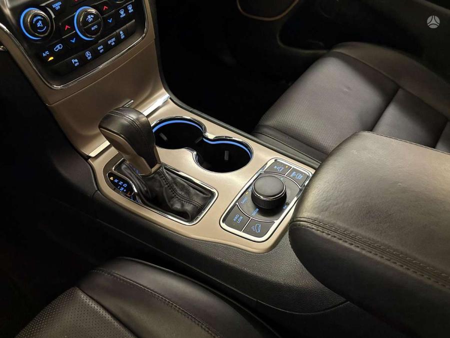 Black Jeep Grand Cherokee 2016 in Marijampole, with an engine capacity of 2.99 L and mileage of 186 thousand km for 16750 €, photo 23 on AUTOMOTO.COM.LV