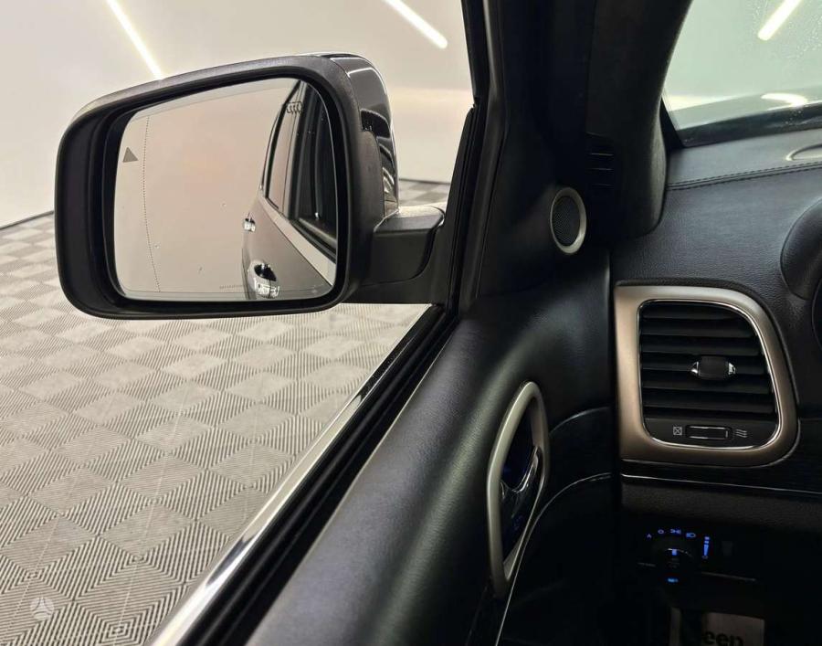 Black Jeep Grand Cherokee 2016 in Marijampole, with an engine capacity of 2.99 L and mileage of 186 thousand km for 16750 €, photo 31 on AUTOMOTO.COM.LV