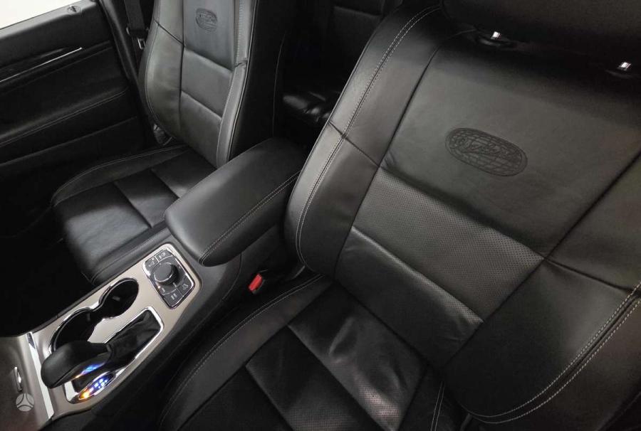 Black Jeep Grand Cherokee 2017 in Marijampole, with an engine capacity of 2.99 L and mileage of 166 thousand km for 17850 €, photo 13 on AUTOMOTO.COM.LV