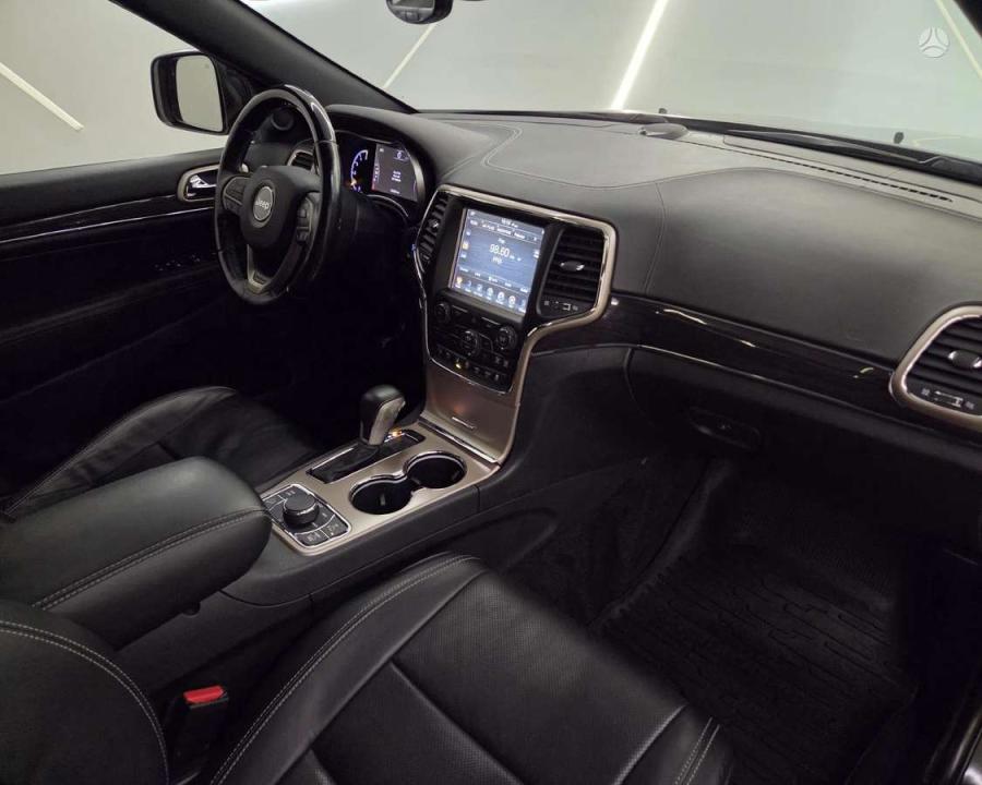 Black Jeep Grand Cherokee 2017 in Marijampole, with an engine capacity of 2.99 L and mileage of 166 thousand km for 17850 €, photo 30 on AUTOMOTO.COM.LV