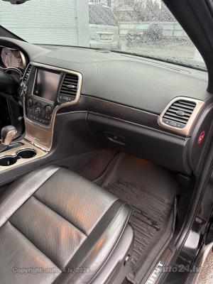 Black Jeep Grand Cherokee 2017 in Tallinn, with an engine capacity of 3.00 L and mileage of 227 thousand km for 23000 €, photo 7 on AUTOMOTO.COM.LV
