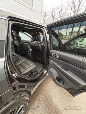 Black Jeep Grand Cherokee 2017 in Tallinn, with an engine capacity of 3.00 L and mileage of 227 thousand km for 23000 €, photo 9 on AUTOMOTO.COM.LV