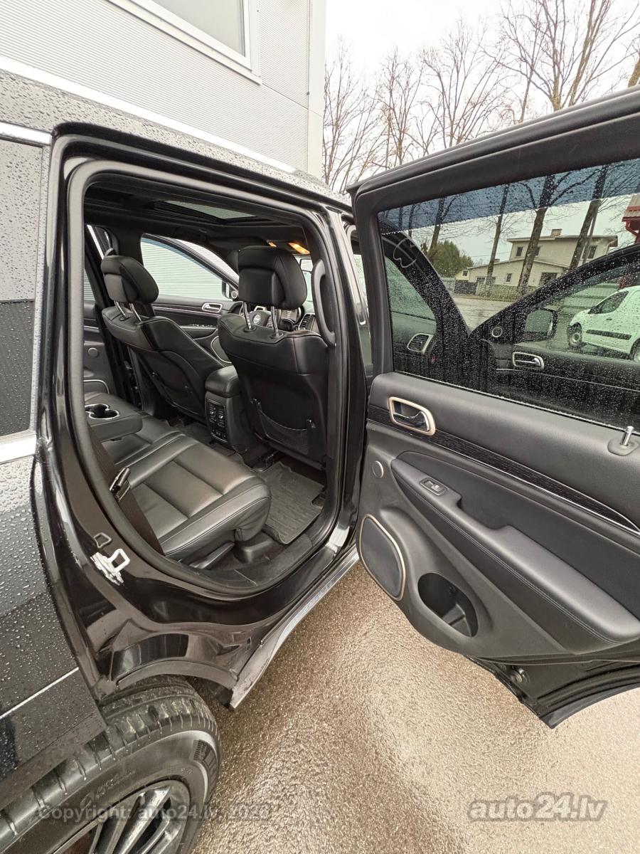 Black Jeep Grand Cherokee 2017 in Tallinn, with an engine capacity of 3.00 L and mileage of 227 thousand km for 23000 €, photo 9 on AUTOMOTO.COM.LV