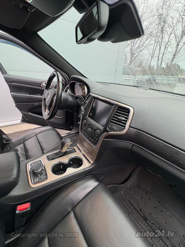 Black Jeep Grand Cherokee 2017 in Tallinn, with an engine capacity of 3.00 L and mileage of 227 thousand km for 23000 €, photo 9 on AUTOMOTO.COM.LV