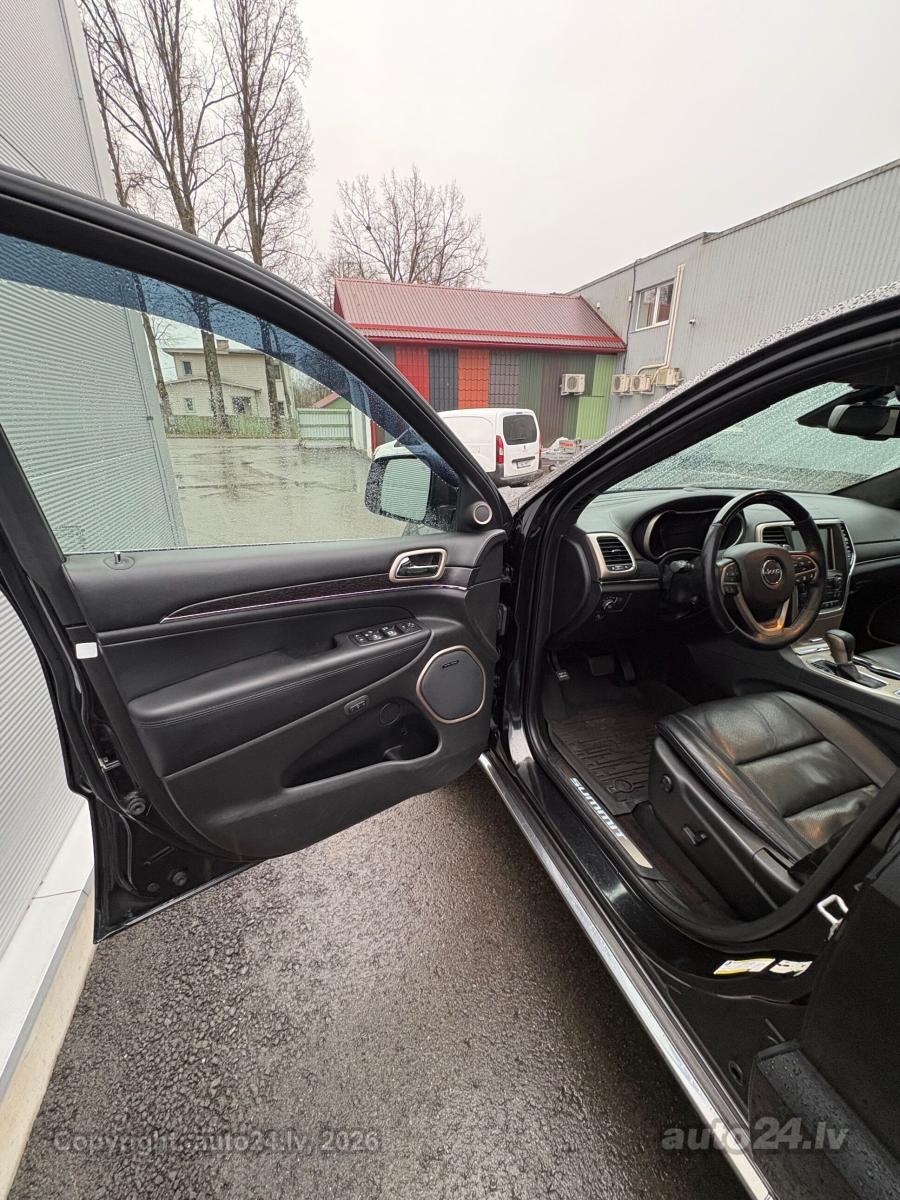 Black Jeep Grand Cherokee 2017 in Tallinn, with an engine capacity of 3.00 L and mileage of 227 thousand km for 23000 €, photo 17 on AUTOMOTO.COM.LV