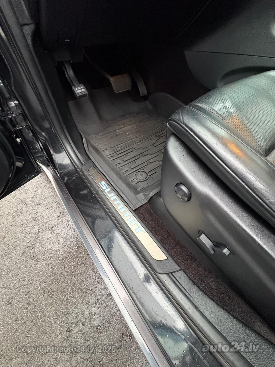 Black Jeep Grand Cherokee 2017 in Tallinn, with an engine capacity of 3.00 L and mileage of 227 thousand km for 23000 €, photo 29 on AUTOMOTO.COM.LV