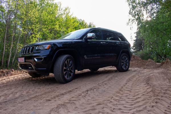 Black Jeep Grand Cherokee 2017 in Kaunas, with an engine capacity of 5.70 L and mileage of 145 thousand km for 17500 €, photo 2 on AUTOMOTO.COM.LV