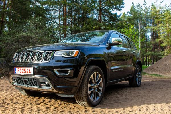 Black Jeep Grand Cherokee 2017 in Kaunas, with an engine capacity of 5.70 L and mileage of 145 thousand km for 17500 €, photo 3 on AUTOMOTO.COM.LV
