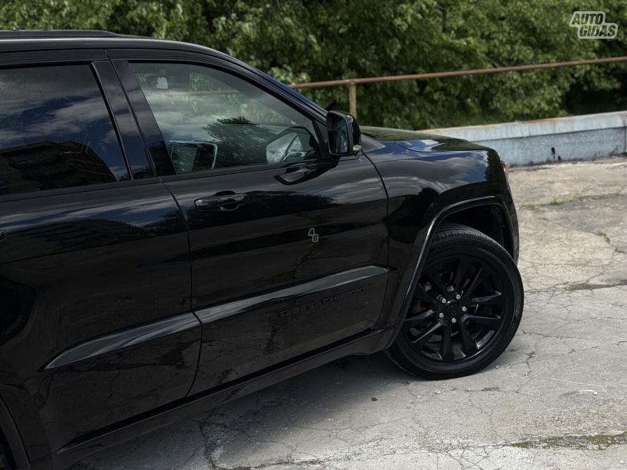 Black Jeep Grand Cherokee 2017 in Vilnius, with an engine capacity of 3.60 L and mileage of 210 thousand km for 17000 €, photo 18 on AUTOMOTO.COM.LV
