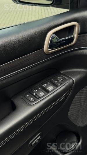 Melns Jeep Grand Cherokee 2017 Rīga, ar dzinēja tilpumu 3.00 L un nobraukumu 191 tūkst. km par 19500 €, foto 17 vietnē AUTOMOTO.COM.LV