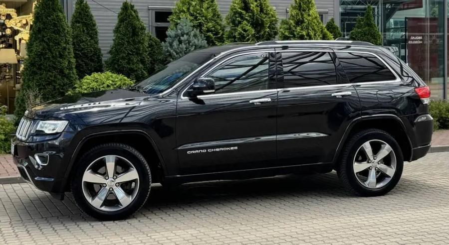 Black Jeep Grand Cherokee 2017 in Riga, with an engine capacity of 3.00 L and mileage of 191 thousand km for 19500 €, photo 1 on AUTOMOTO.COM.LV
