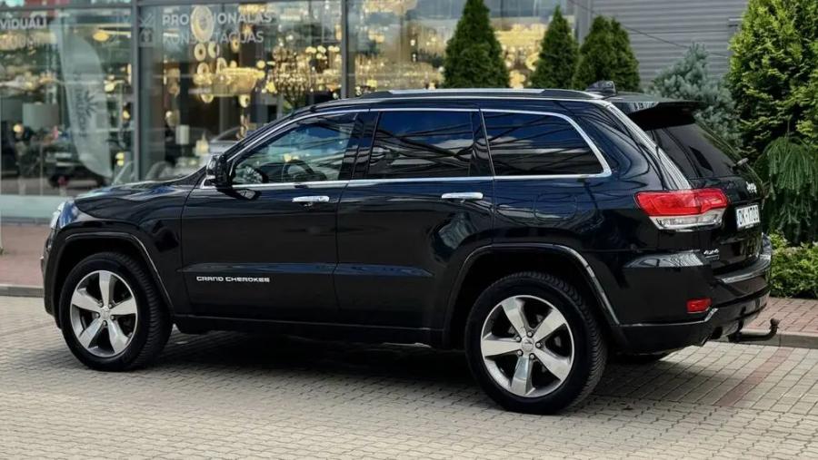 Black Jeep Grand Cherokee 2017 in Riga, with an engine capacity of 3.00 L and mileage of 191 thousand km for 19500 €, photo 3 on AUTOMOTO.COM.LV