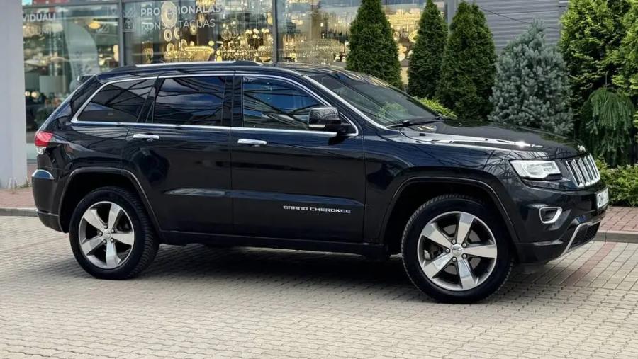 Black Jeep Grand Cherokee 2017 in Riga, with an engine capacity of 3.00 L and mileage of 191 thousand km for 19500 €, photo 4 on AUTOMOTO.COM.LV