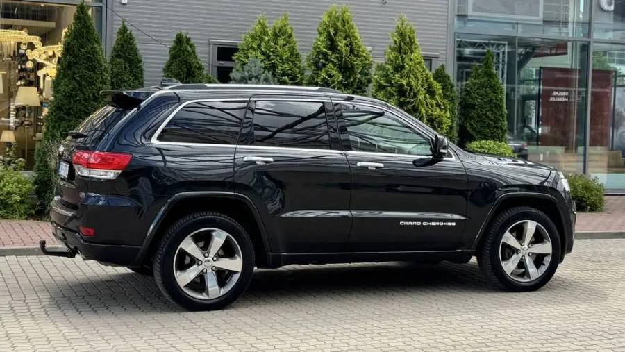 Black Jeep Grand Cherokee 2017 in Riga, with an engine capacity of 3.00 L and mileage of 191 thousand km for 19500 €, photo 5 on AUTOMOTO.COM.LV
