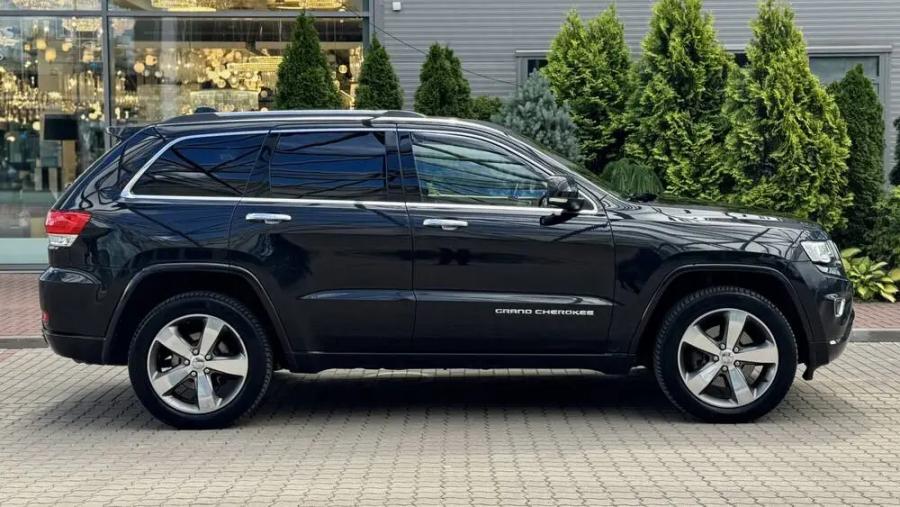 Black Jeep Grand Cherokee 2017 in Riga, with an engine capacity of 3.00 L and mileage of 191 thousand km for 19500 €, photo 6 on AUTOMOTO.COM.LV
