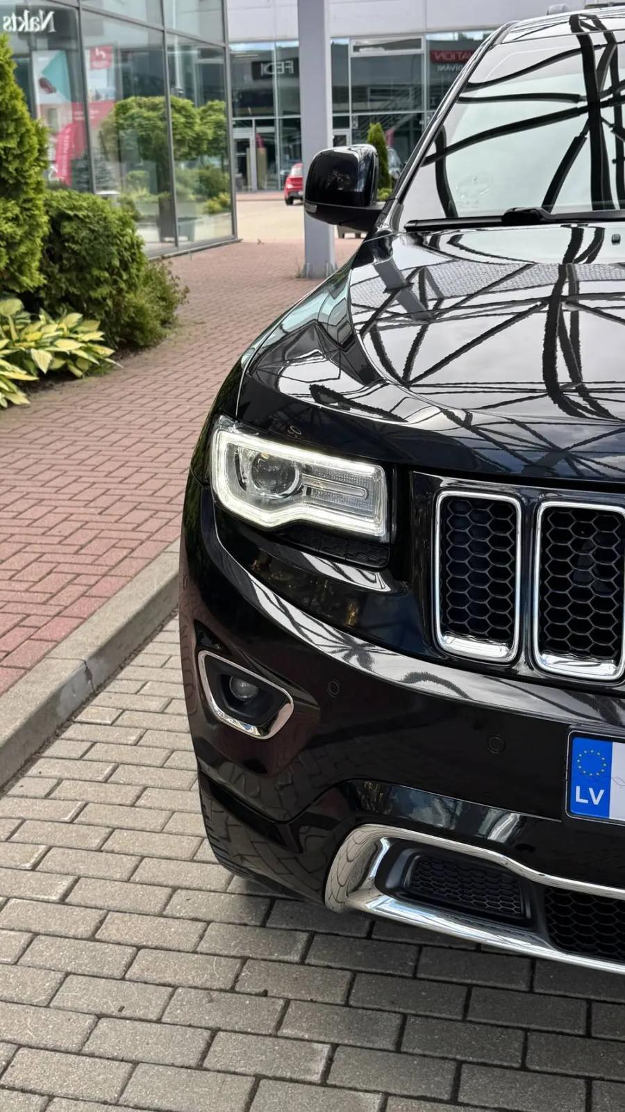 Black Jeep Grand Cherokee 2017 in Riga, with an engine capacity of 3.00 L and mileage of 191 thousand km for 19500 €, photo 8 on AUTOMOTO.COM.LV