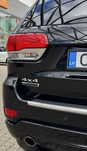 Black Jeep Grand Cherokee 2017 in Riga, with an engine capacity of 3.00 L and mileage of 191 thousand km for 19500 €, photo 9 on AUTOMOTO.COM.LV