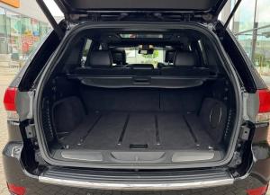 Black Jeep Grand Cherokee 2017 in Riga, with an engine capacity of 3.00 L and mileage of 191 thousand km for 19500 €, photo 11 on AUTOMOTO.COM.LV