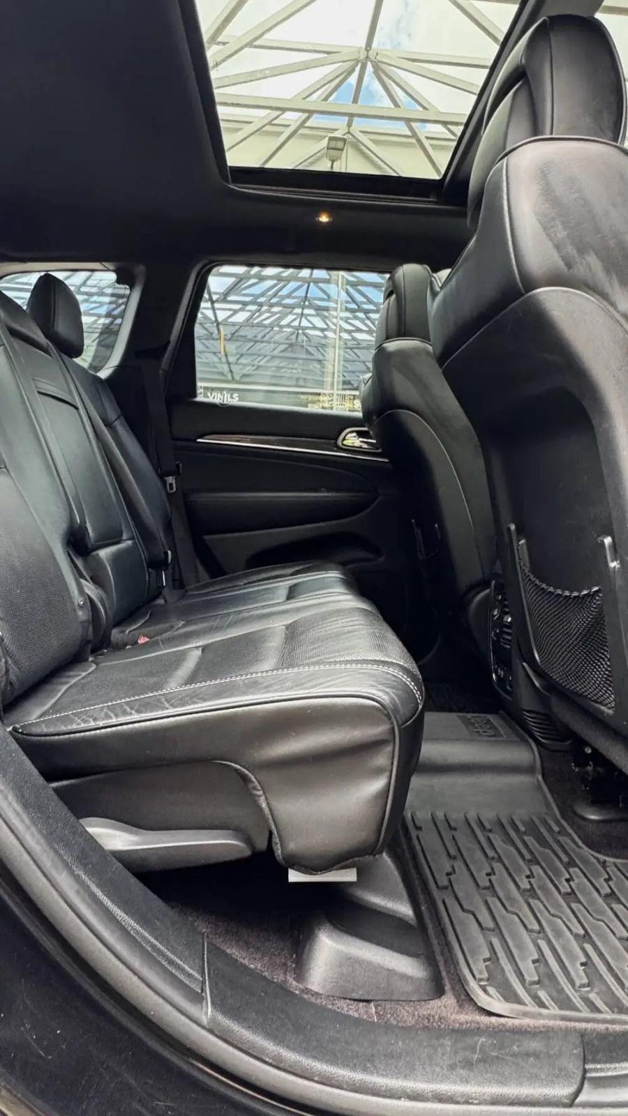 Black Jeep Grand Cherokee 2017 in Riga, with an engine capacity of 3.00 L and mileage of 191 thousand km for 19500 €, photo 12 on AUTOMOTO.COM.LV