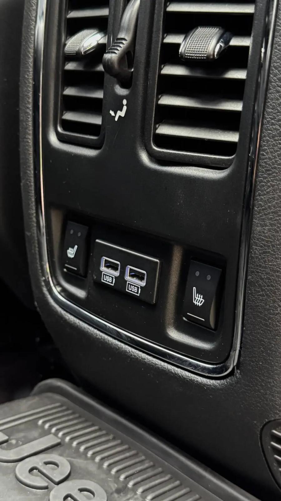 Black Jeep Grand Cherokee 2017 in Riga, with an engine capacity of 3.00 L and mileage of 191 thousand km for 19500 €, photo 13 on AUTOMOTO.COM.LV