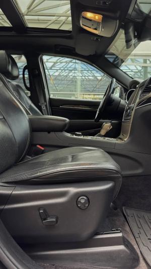 Black Jeep Grand Cherokee 2017 in Riga, with an engine capacity of 3.00 L and mileage of 191 thousand km for 19500 €, photo 14 on AUTOMOTO.COM.LV