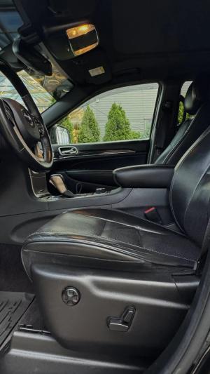 Black Jeep Grand Cherokee 2017 in Riga, with an engine capacity of 3.00 L and mileage of 191 thousand km for 19500 €, photo 15 on AUTOMOTO.COM.LV