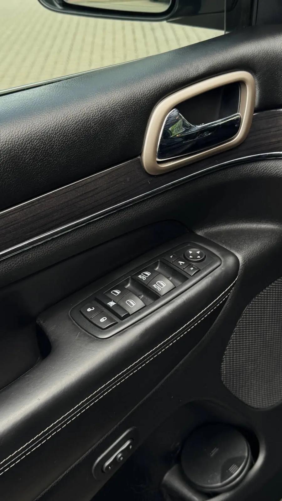 Black Jeep Grand Cherokee 2017 in Riga, with an engine capacity of 3.00 L and mileage of 191 thousand km for 19500 €, photo 17 on AUTOMOTO.COM.LV