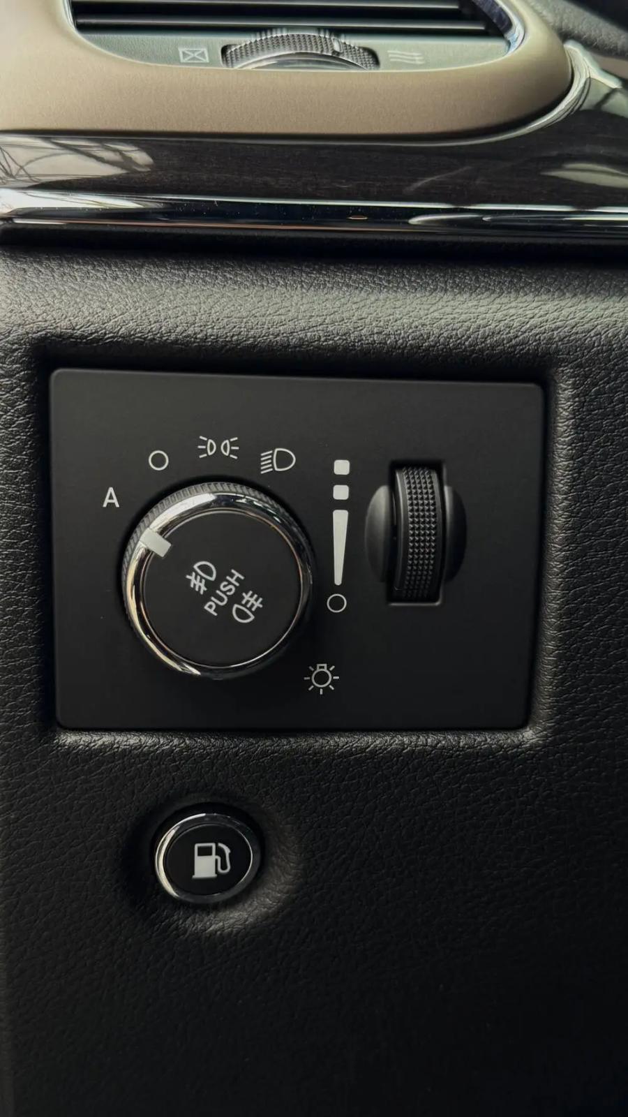 Black Jeep Grand Cherokee 2017 in Riga, with an engine capacity of 3.00 L and mileage of 191 thousand km for 19500 €, photo 18 on AUTOMOTO.COM.LV
